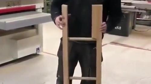 可以折叠成木棍的梯子,当小伙子打开的瞬间,这也太节省空间了!