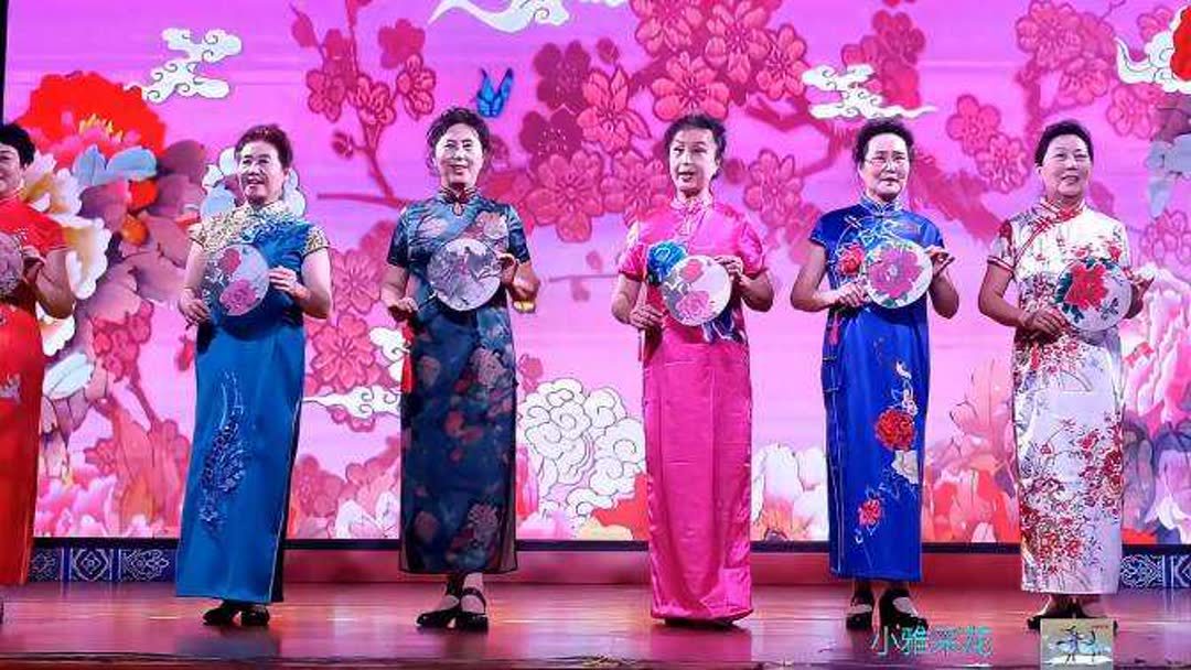 她们的旗袍秀表演唱《梨花颂》;既有古典风情,又有现代之美