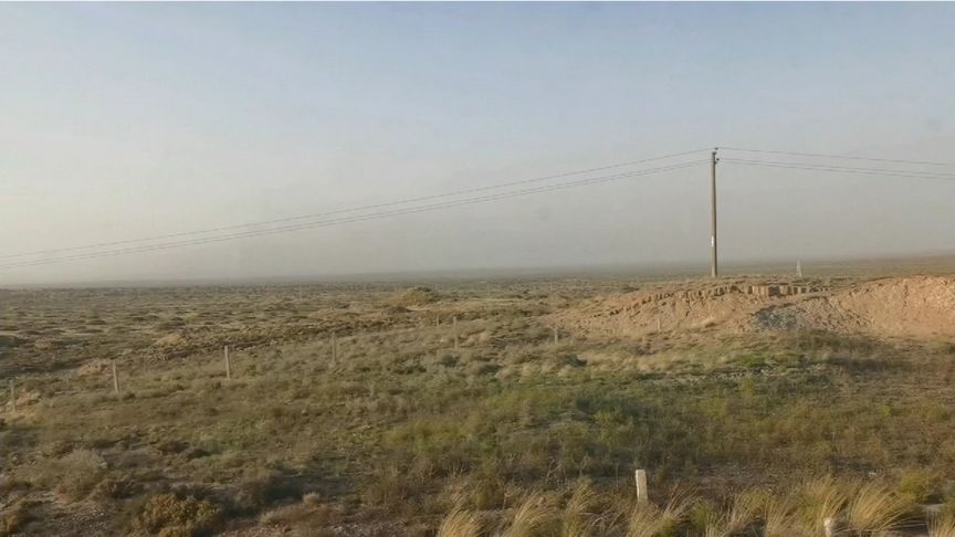 乘Z179次列车从银川到乌鲁木齐,在中卫市境内看戈壁滩,宽广大垠