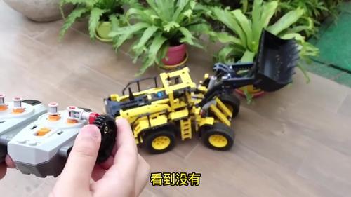 搞笑萌娃:超级大卡车模型玩具到了,机械迷萌娃能成功组装好吗?