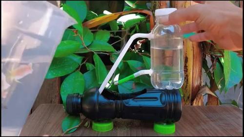 你信吗?两个饮料瓶和两根吸管就能制作自动水循环系统,一看就会