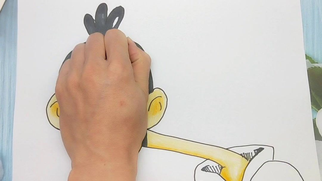 用手掌放在一张纸手绘刺客伍六七,简单帅气又搞笑手势图