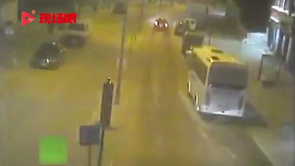 实拍:墨西哥8.1级强震建筑物损坏严重 街头电缆火花四射