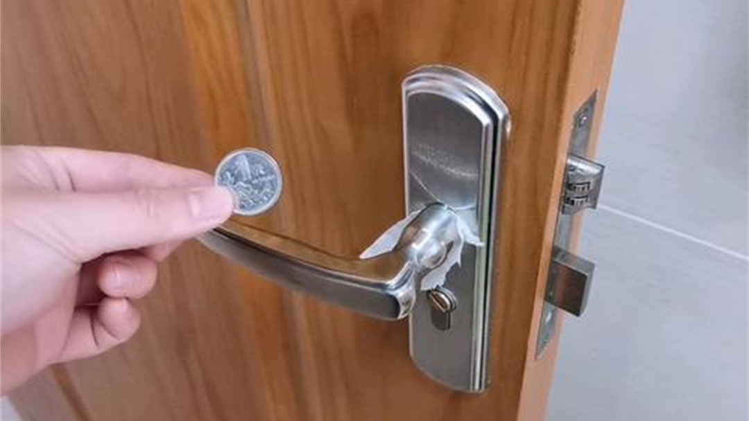 门被反锁别着急,跟开锁师傅偷学绝招,只需1枚硬币,1秒快速打开