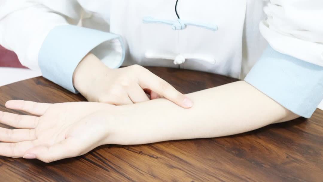 痔疮便秘疼痛难忍,伸出手臂,反复按摩3分钟,痔疮不再痛!