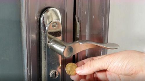 门被反锁别着急请师傅,用枚硬币就能轻松打开,学会又省一大笔钱