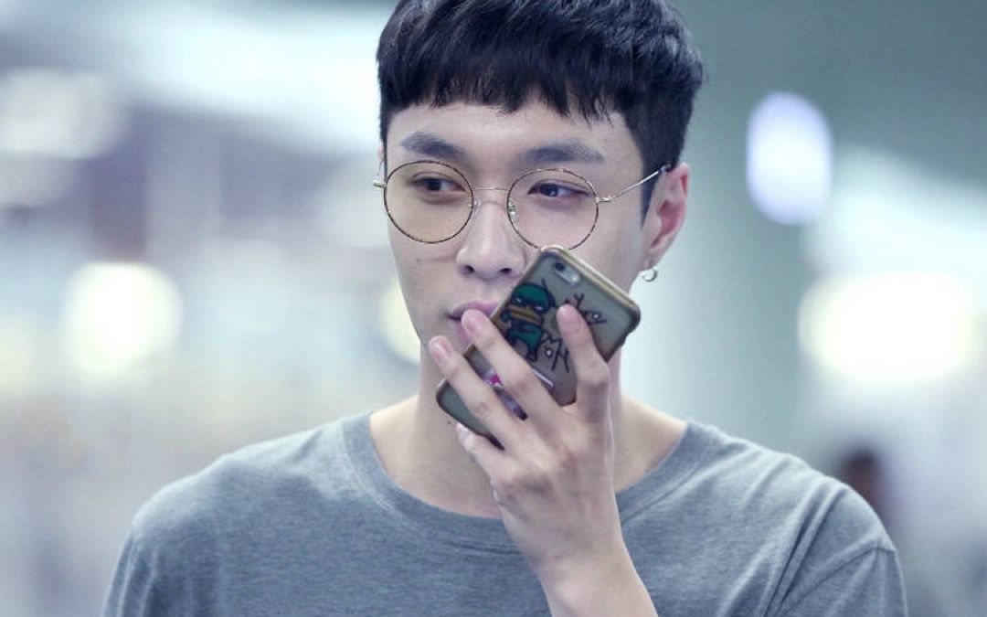 老张老张!生日快乐~ 【悄悄 帮艺兴生日吃小蛋糕向=w=】