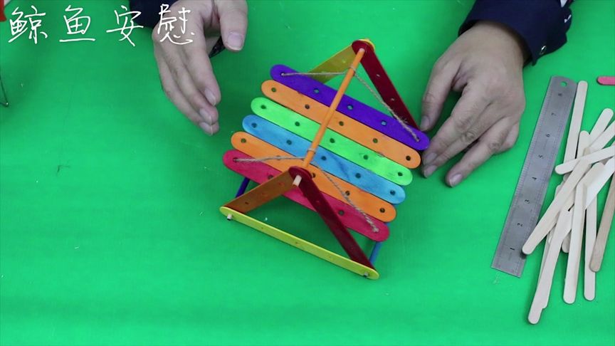 环保小手工:手工达人利用雪糕棒,制作了个精美秋千模型