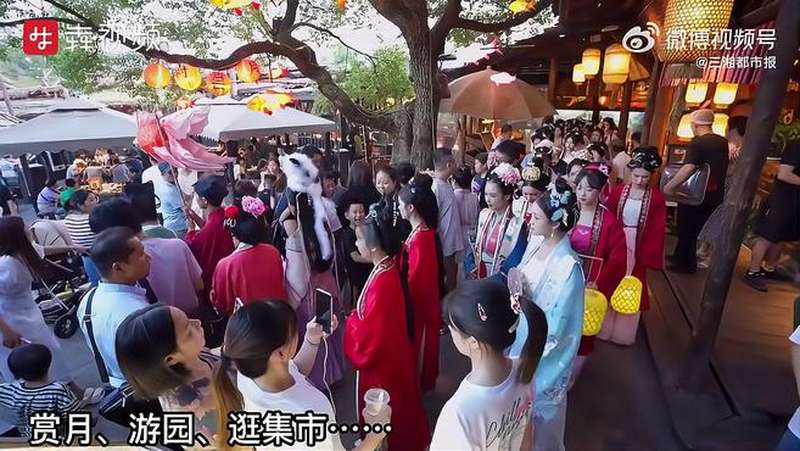 ...】今日是中秋佳节,长沙市天心区湘江里老渔村,游人身着汉服,拜月...