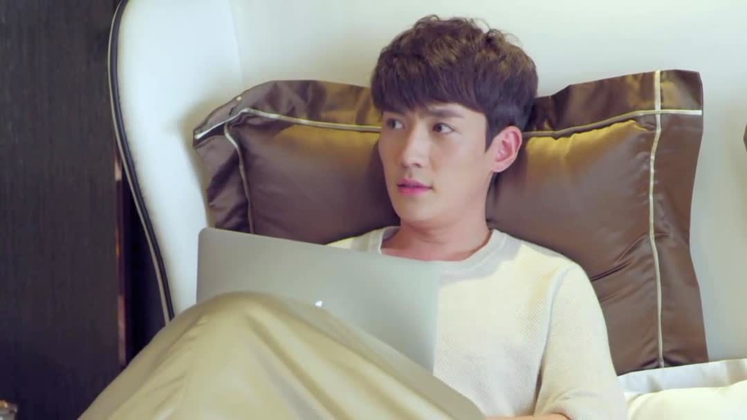 御姐归来:艾米尔向何开心要钱,何开心直接掏出信用卡,没密码随便刷!