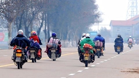 年底又一批农民工“摩托车返乡”,专家:车又不贵,为啥不买车?