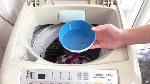 洗衣服时,在洗衣机里倒一碗,多脏的衣服洗完和新买的一样,厉害