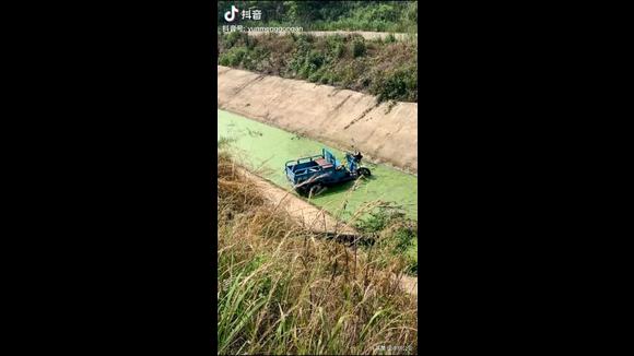 #孝感# 爷孙三人翻车掉沟渠,民警暖心紧急救助