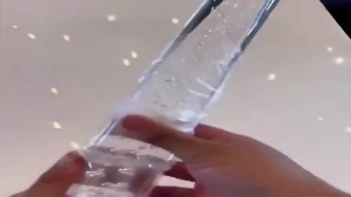 以为男子买了个荧光棒,没想到它不只是个荧光棒