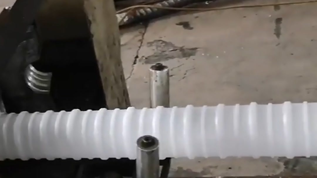 白色圆形塑料波纹管生产车间生产过程实拍-宇哲橡胶