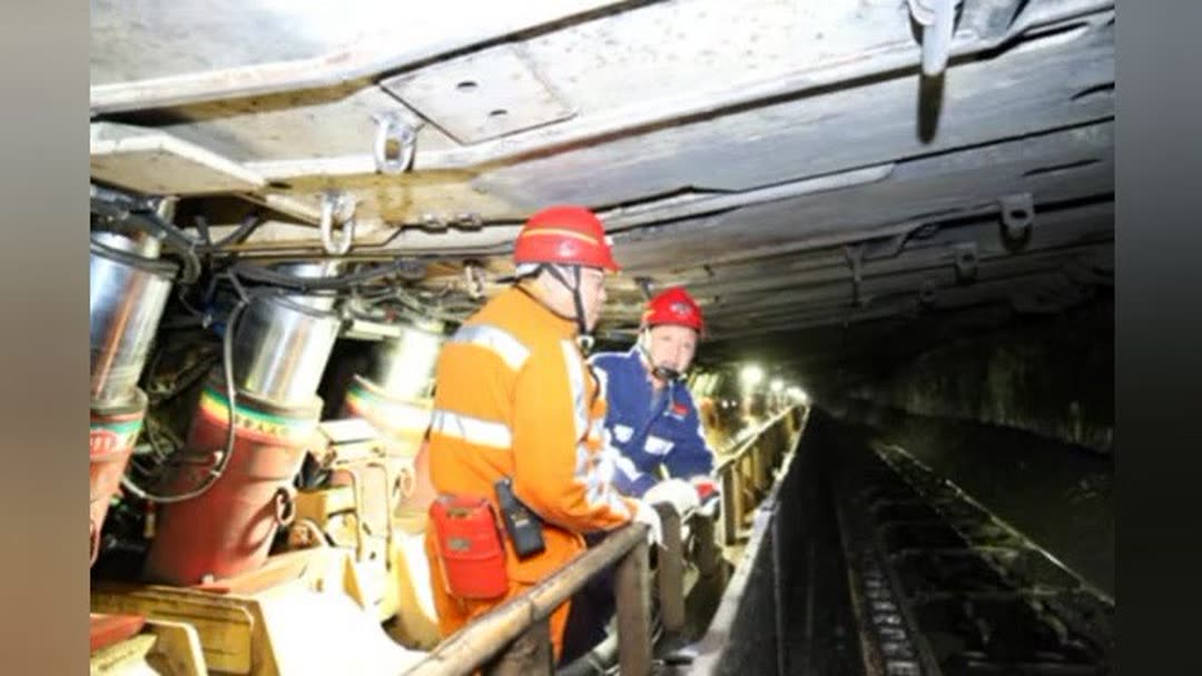 ...与井下的设备为伴。可正是他们春节期间的坚守,才确保了矿井的安全