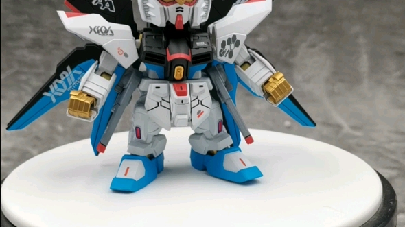 万代SD高达 强袭自由 喷漆 成品 静态展示