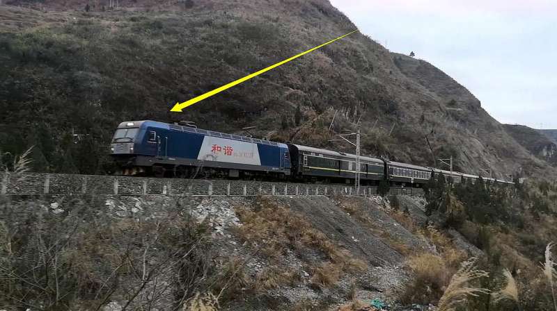 绿皮火车缓缓经过贵州大山,你有多久没有坐绿皮火车了