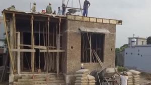 工程队给农民盖房子做现浇房顶,主家上去一看吓一身冷汗