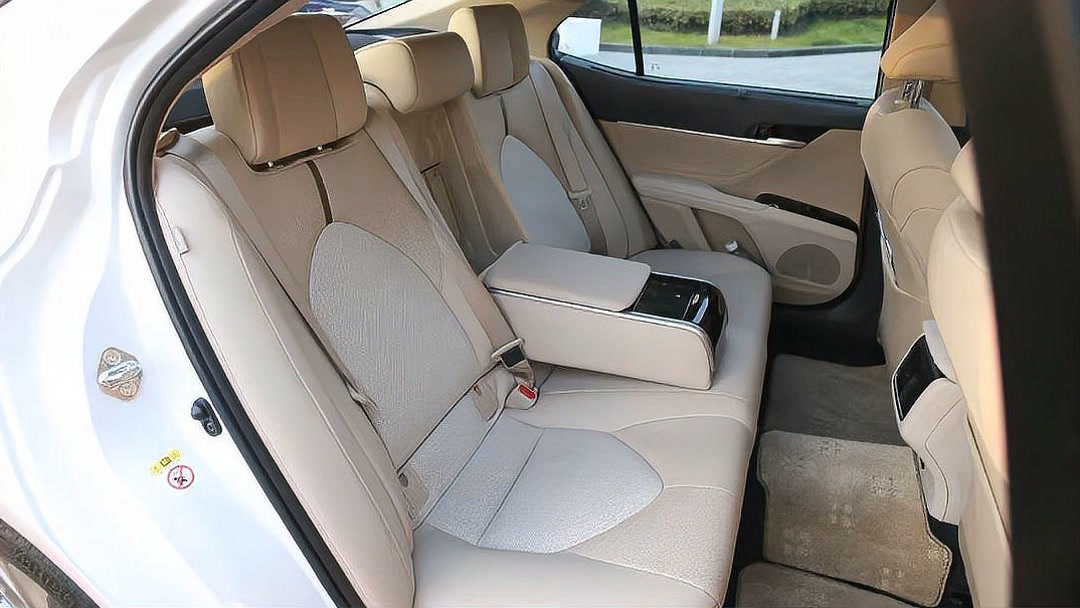 汽车行驶时把后座放平睡觉,这样算是违章吗?