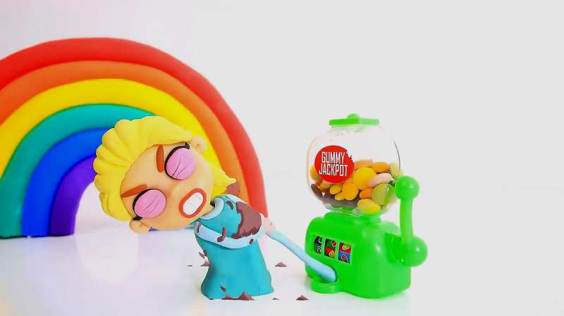 儿童定格动画:小姐姐的手被糖果机卡住了