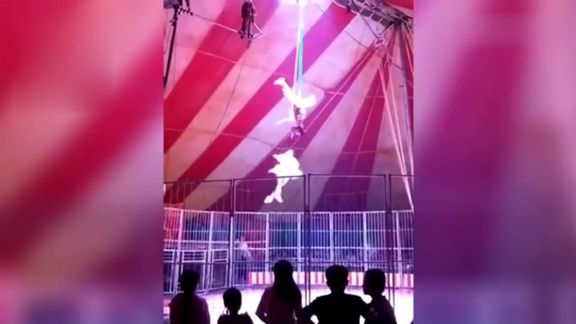 14岁杂技女演员失误 高空重重摔下及时抢救中