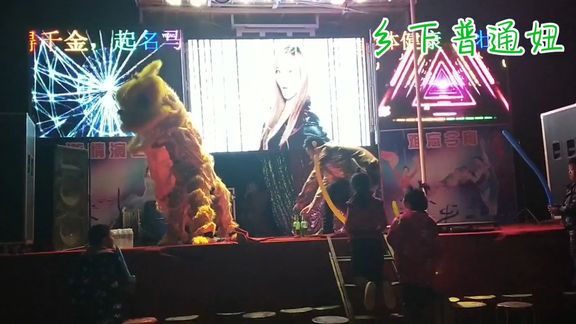 驻马店 吃面请来歌舞表演舞龙舞狮让一群小朋友们看的目不转睛