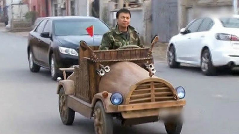 特斯拉太贵?我国牛人大爷花万元自制电动汽车,还是木的,高手在中国啊!