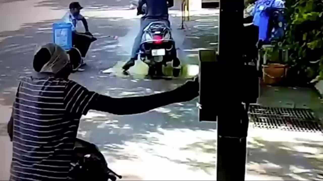 印度摩托骑手过检查站被喷洒消毒剂 瞬间燃爆变成大火球