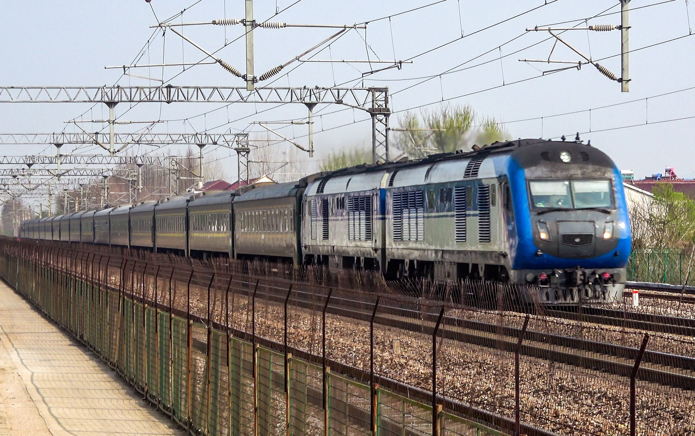 K94次列车高速通过京沪线东葛站,本务上局徐段DF11G