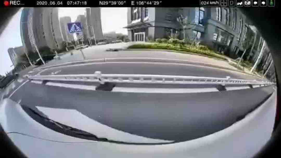 长安UNI-T首撞!这次直线行驶的UNI-T被右侧驶来的雪铁龙给撞了,从...