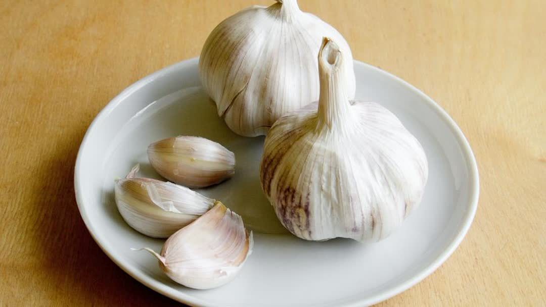 感冒先别吃药!3颗大蒜煮5分钟,专克感冒、咳嗽、流鼻涕!