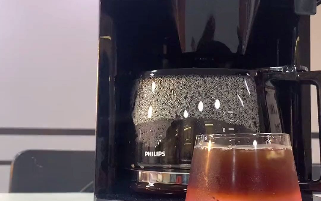 使用飞利浦咖啡机制作第一杯春日饮品