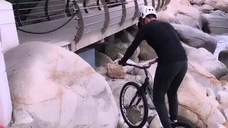 自行车单轮翻越围栏,这车技也太厉害了