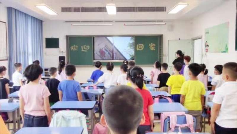 武汉开学后首场升旗仪式:请抗疫英雄学生家长上第一课