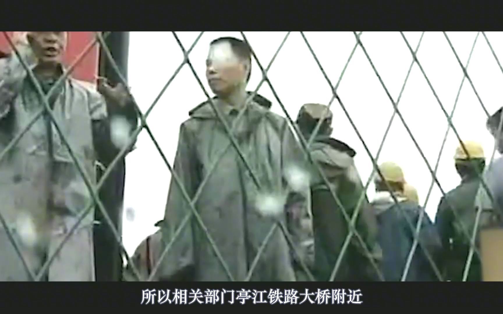 2010年宝成线上,洪水冲垮桥梁,火车坠江前1318人完美脱险