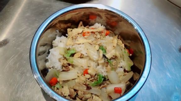 生活很艰难,一个背人抛弃的生活更艰难。