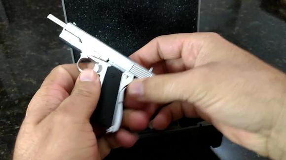 崭新的柯尔特M1911手枪模型,很漂亮很精致!