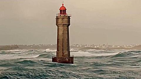 世界上最坚固的灯塔, 每天被十几米高的海浪拍打, 屹立30年不倒!