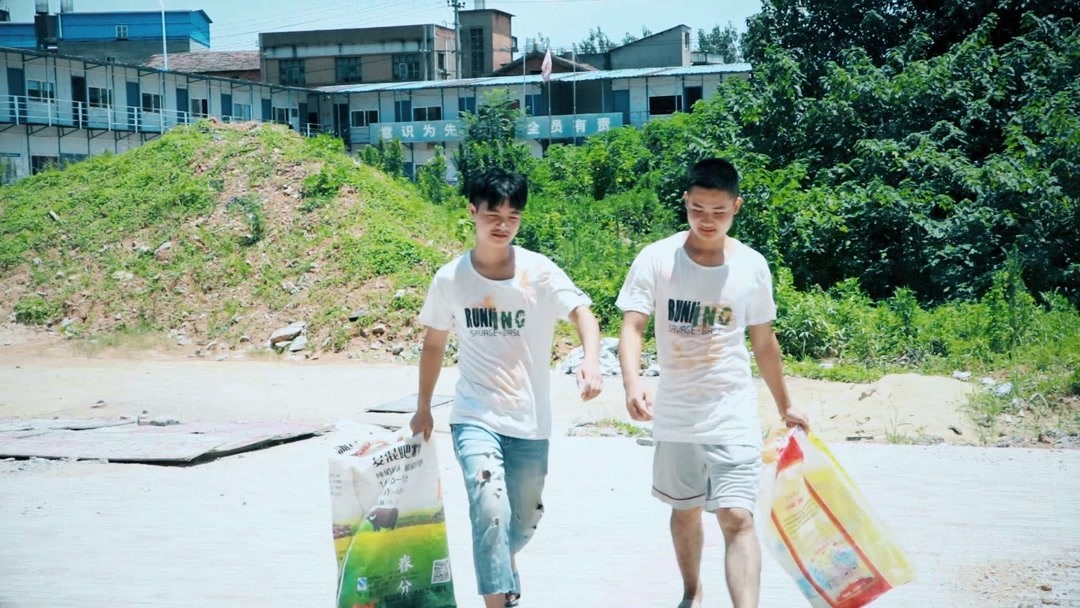 小伙不满捡垃圾现状,生活不管多残酷,依然为梦想努力奋斗