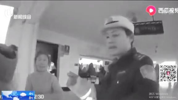 高速服务区休息丢了母亲,竟自己走了!民警帮忙找了两小时终相聚