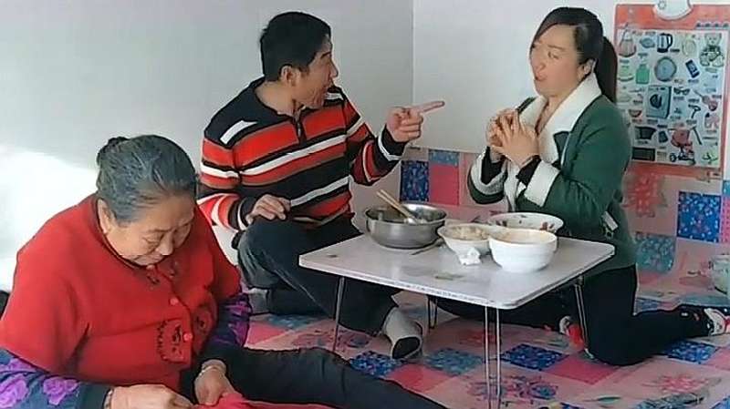 夫妻“爆笑”模仿秀,婆婆都被逗笑了!