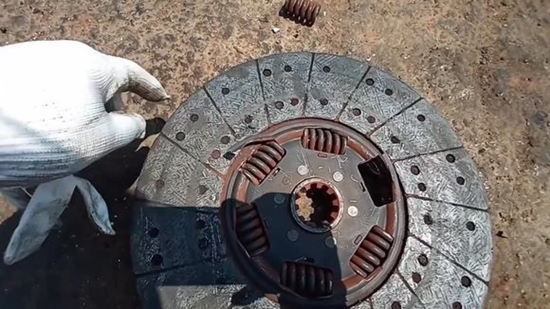 离合器打滑,拆下来离合器片上的减震弹簧松了