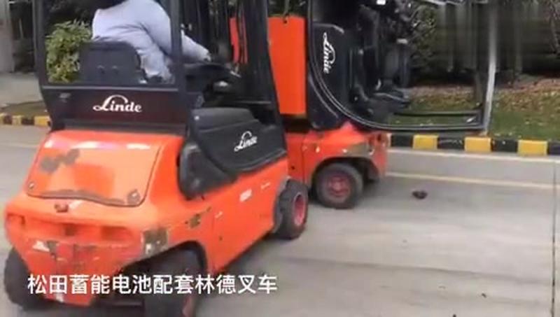 林德电动叉车电池安装维护