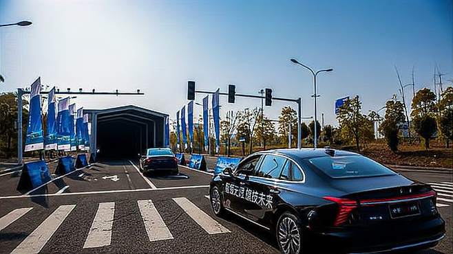 成功拿下三车连碰测试,全新红旗H5的安全性,其实远远被低估了