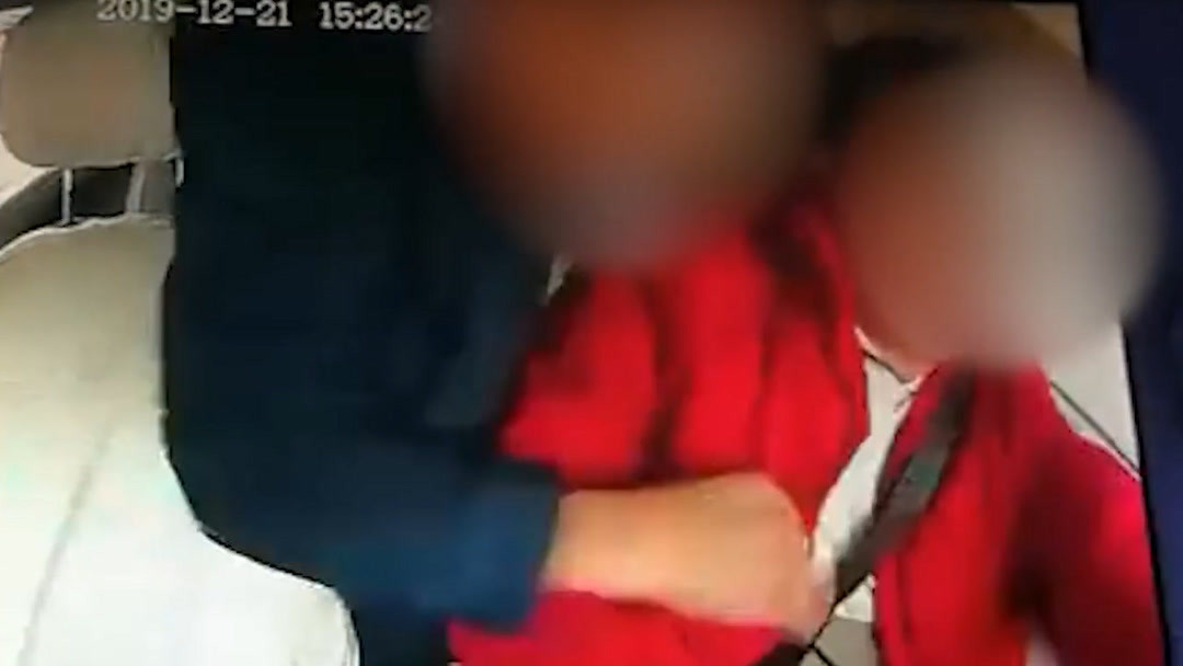 四川一男子因车费问题起争执怒扇的哥 抢方向盘导致车祸