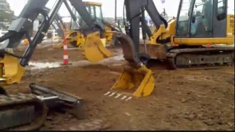 山猫85C小型迷你挖掘机挖土工作视频表演