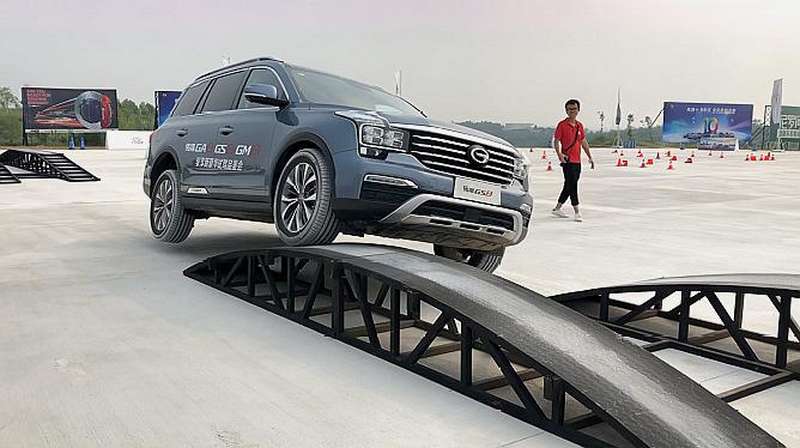 广汽传祺GS8叫板汉兰达,半身腾空照样通过交叉轴测试