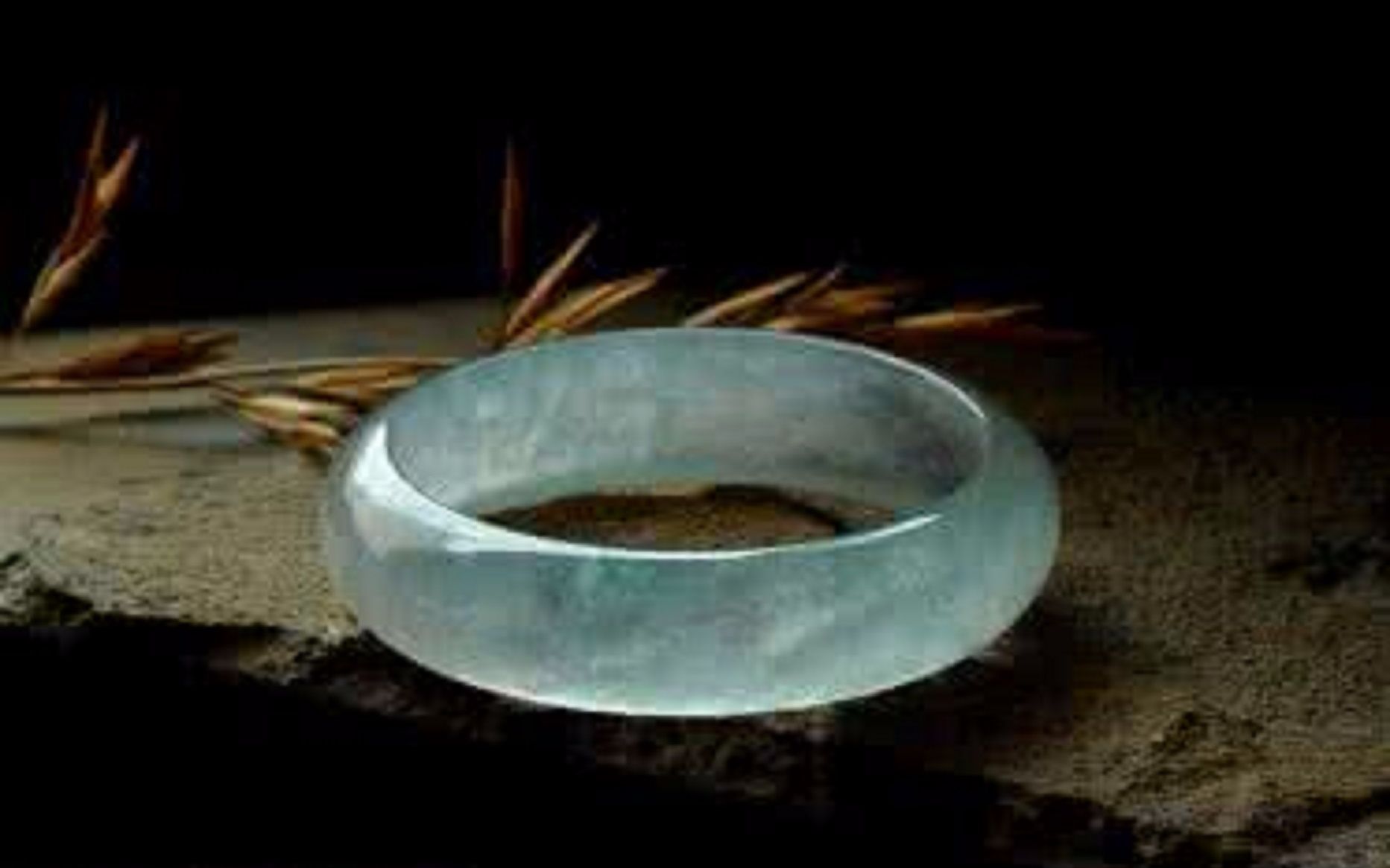 职业赌石:几百块钱都不值的翡翠原石,意外切出飘花翡翠!