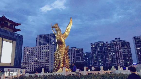 不能倾诉在微信里,不能牢骚在QQ里,不能。和你。说